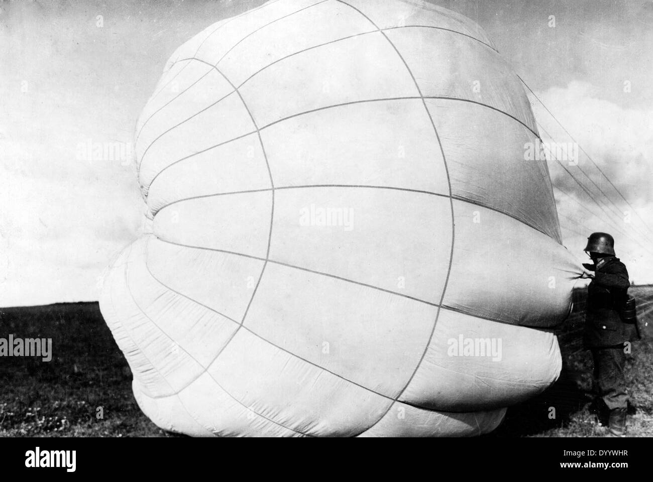 Parachute troops hi-res stock photography and images - Alamy