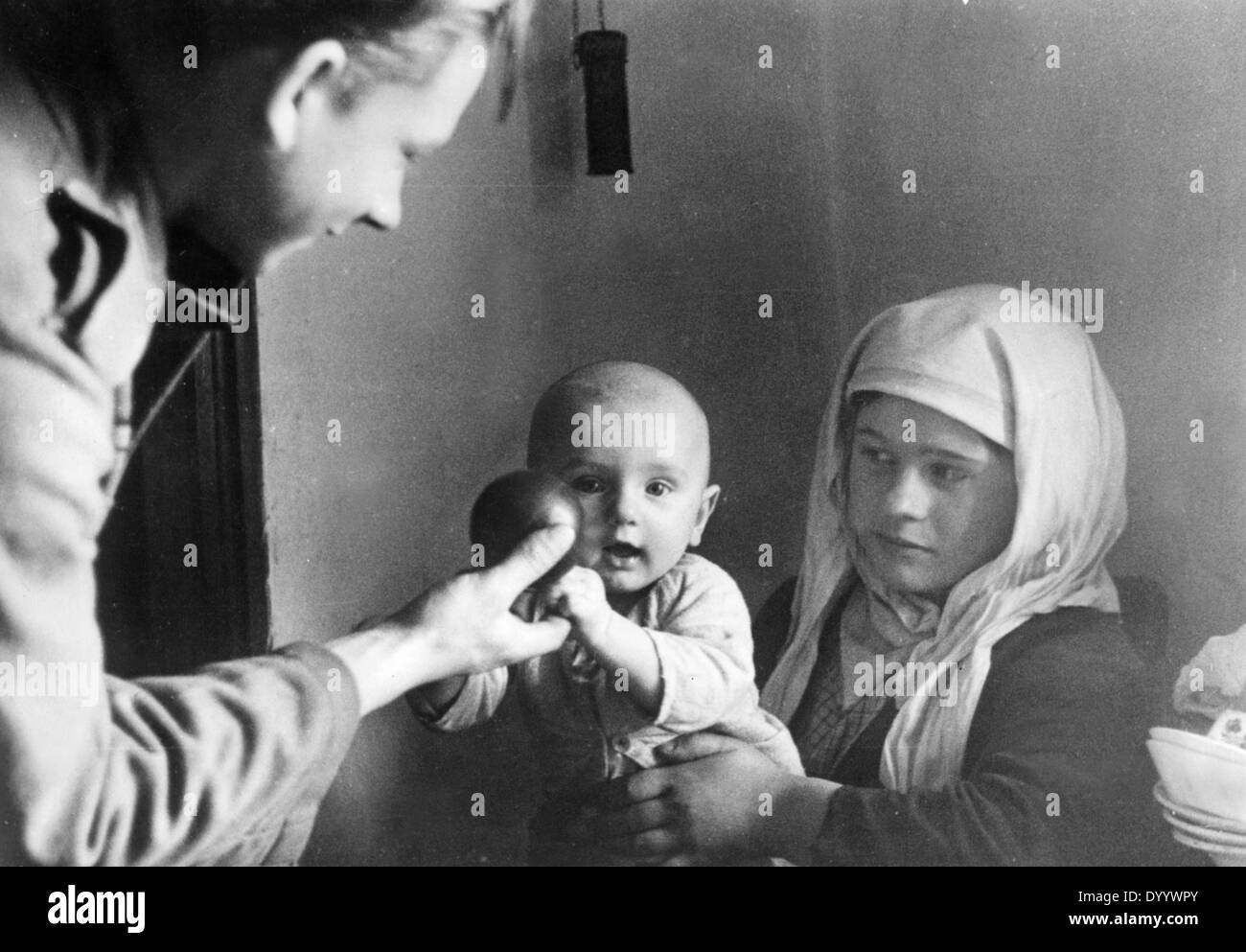 Russian child 1942 hi-res stock photography and images - Alamy