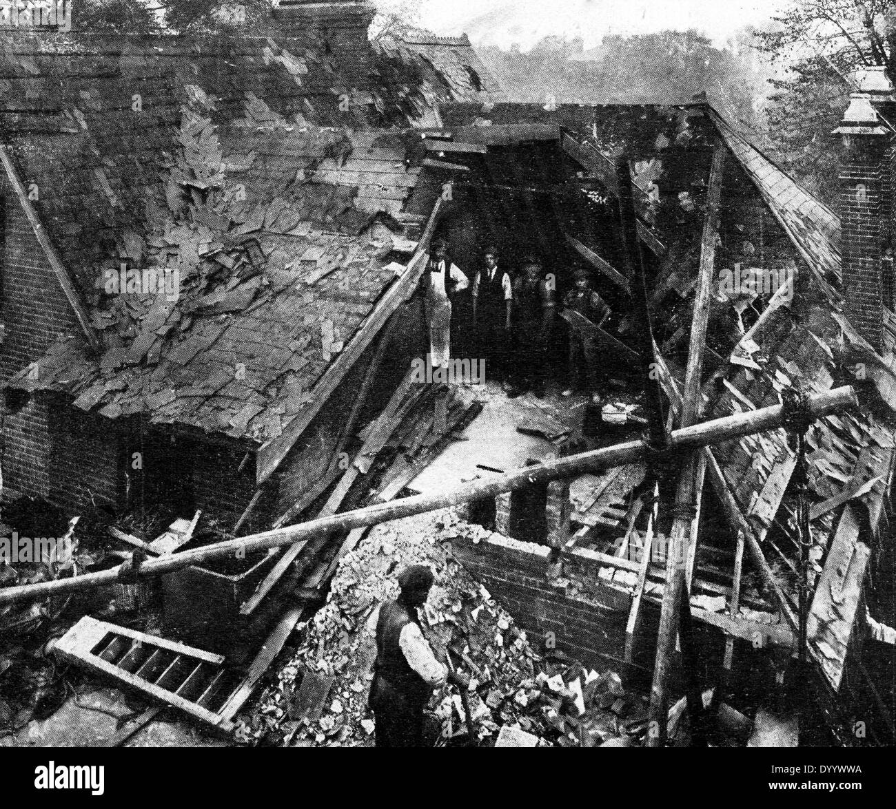 Zeppelins london 1915 hi-res stock photography and images - Alamy