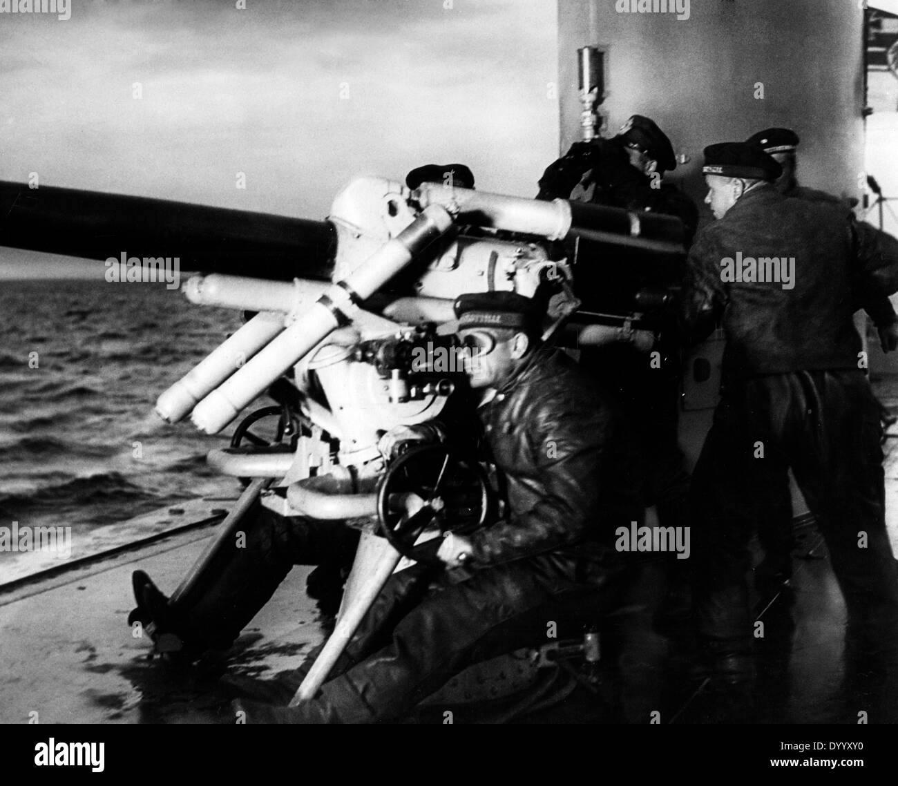 German sailors operating with a cannon in World War I Stock Photo - Alamy