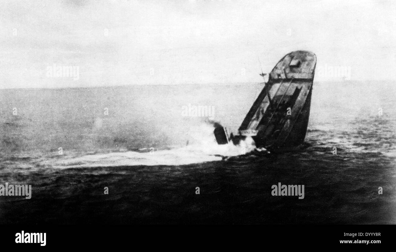 Sinking of an English ship in World War I Stock Photo - Alamy