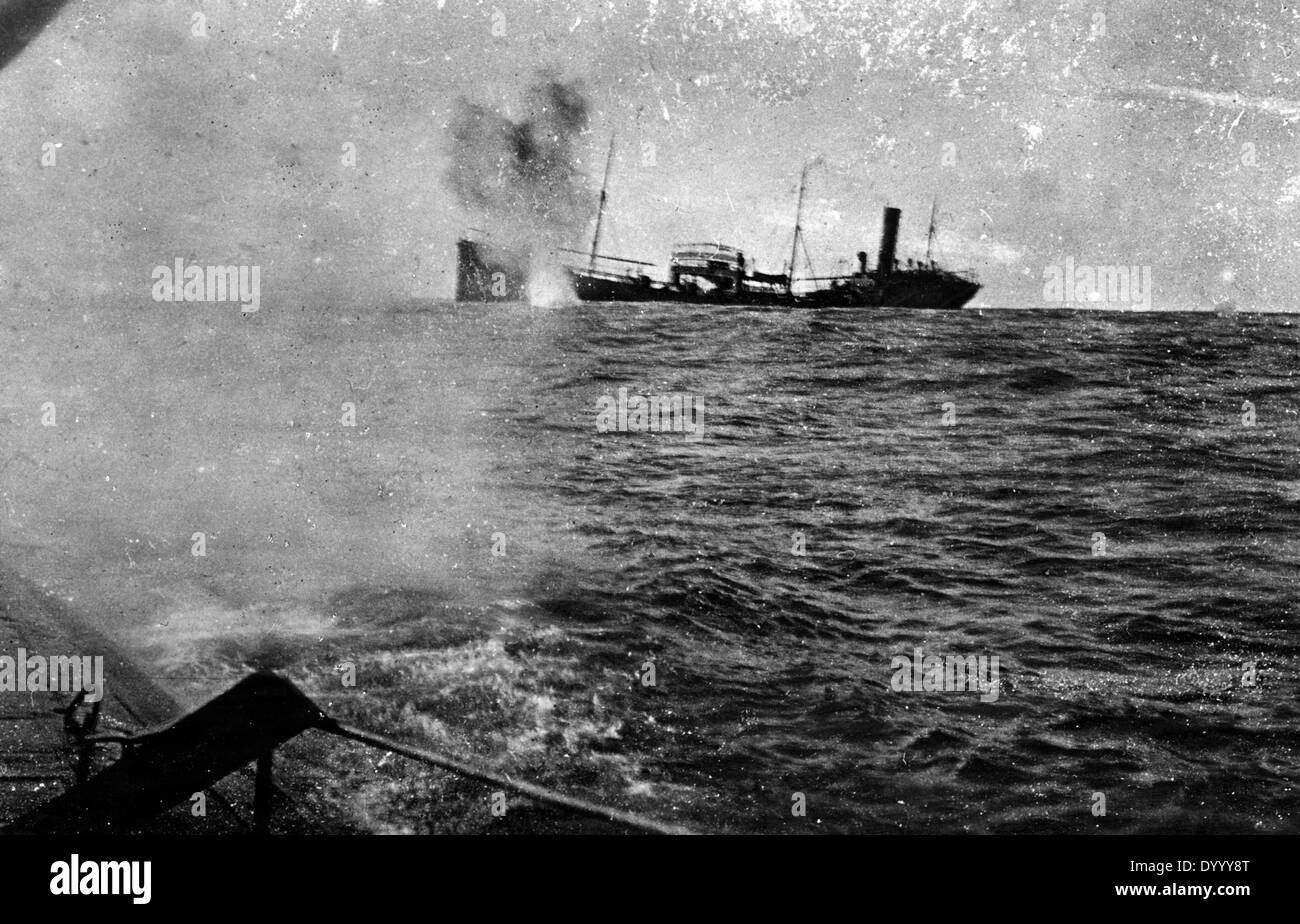 Ship sinking hi-res stock photography and images - Alamy
