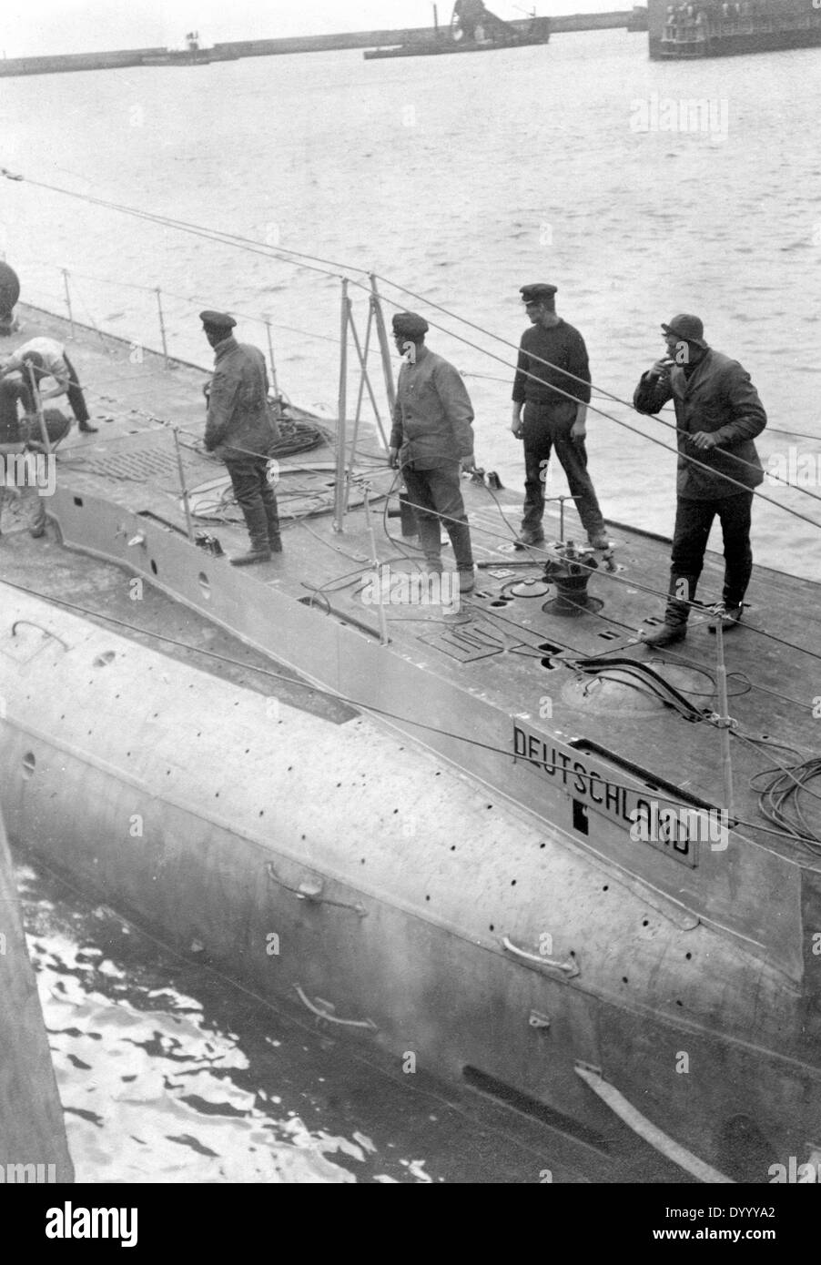 World war two submarine warfare Black and White Stock Photos & Images ...