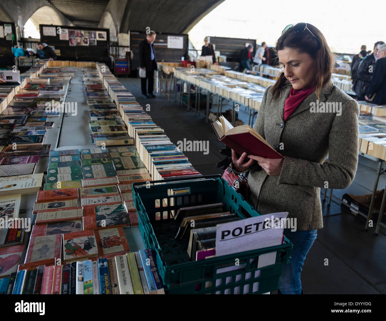 Second hand book stall hi-res stock photography and images - Alamy