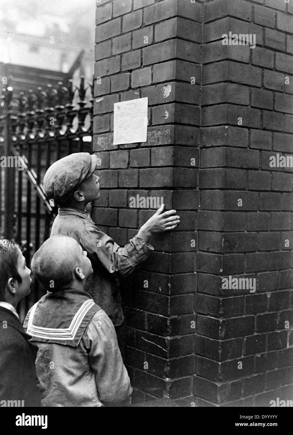 Children first world war uniform hi-res stock photography and images ...