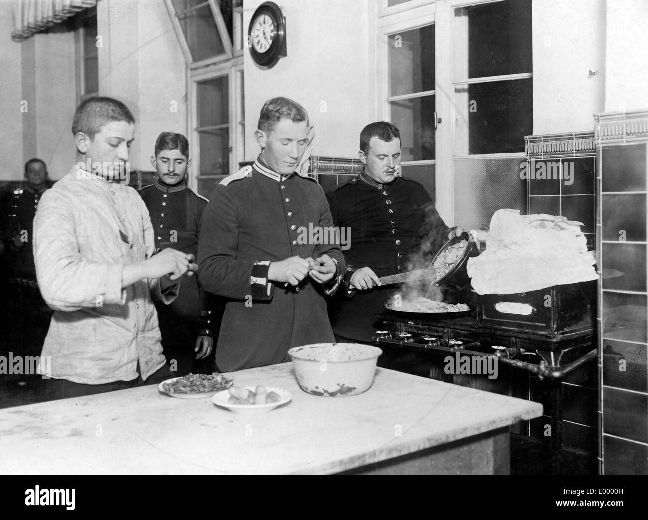 First world war soldiers cooking hi-res stock photography and images ...
