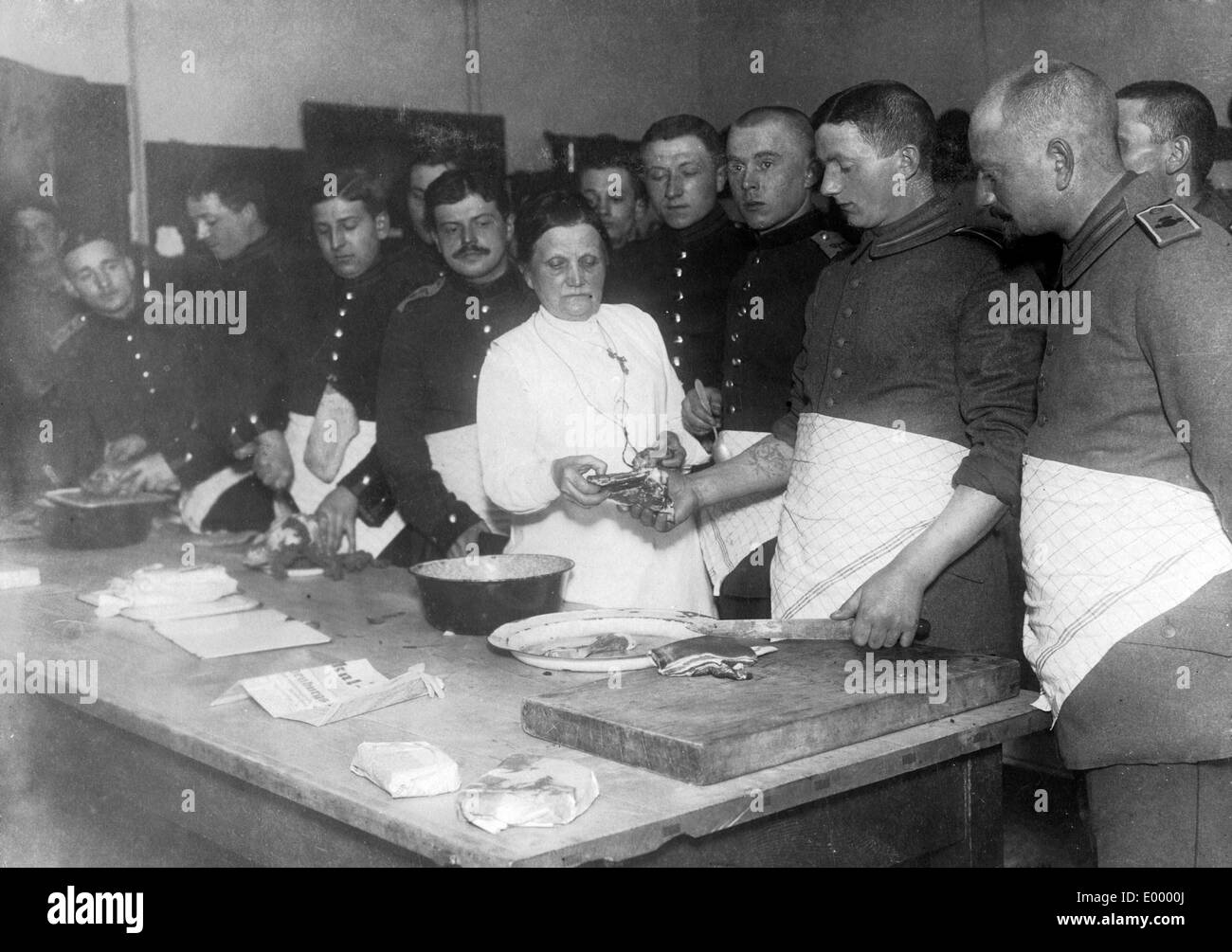 First world war soldiers cooking hi-res stock photography and images ...