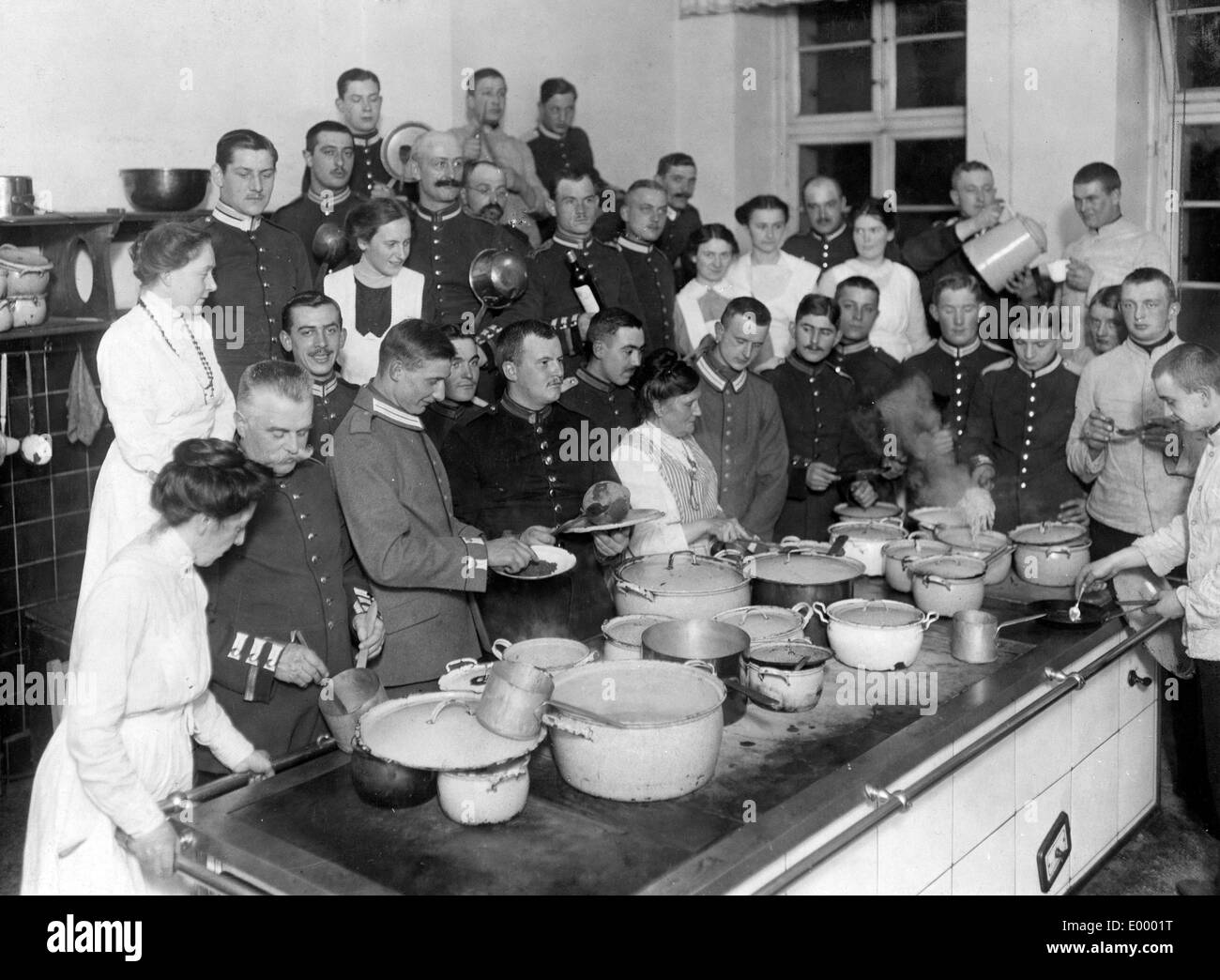 First world war soldiers cooking hi-res stock photography and images ...