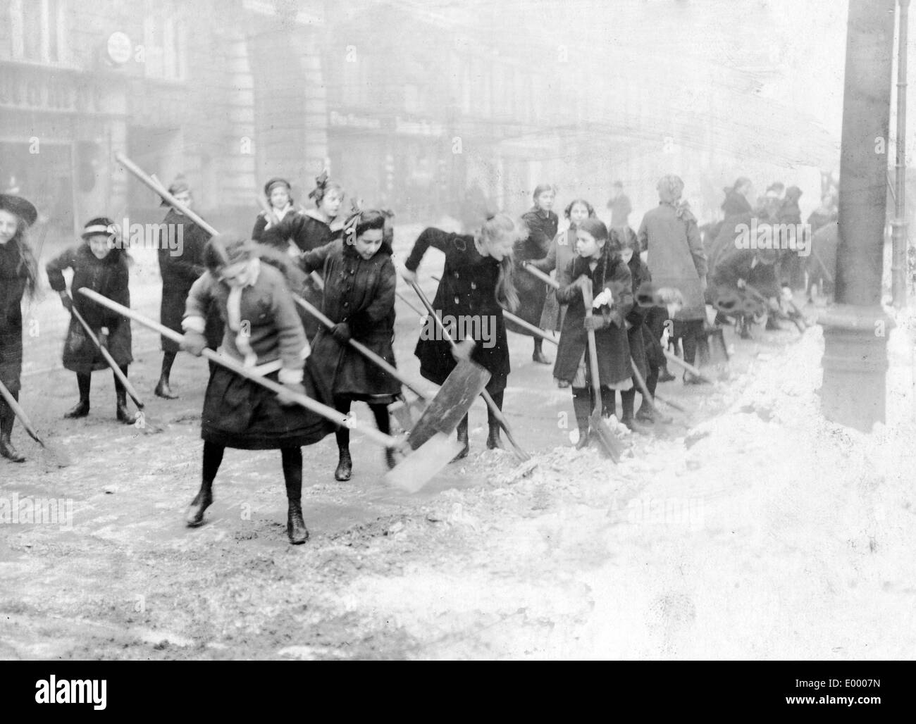 Snow shovelling in Berlin, 1917 Stock Photo - Alamy