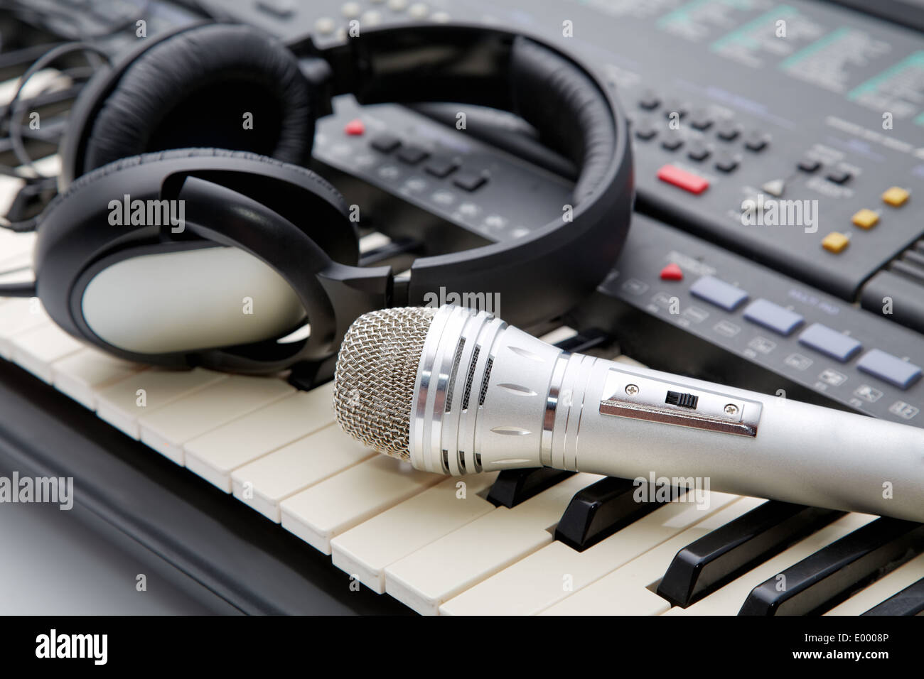 Keyboard piano microphone hi-res stock photography and images - Alamy