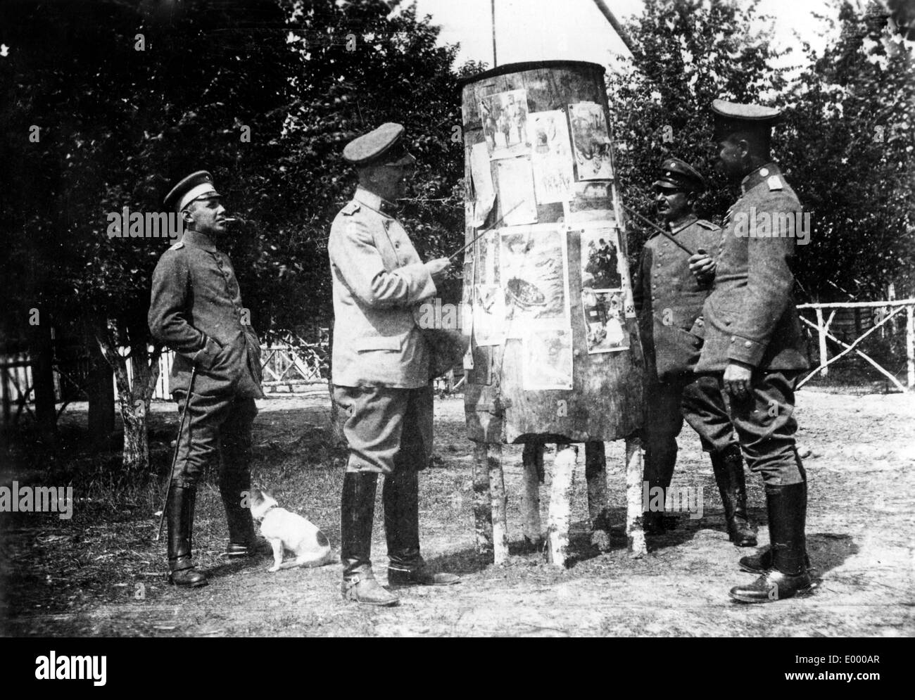 1918 soldiers reading hi-res stock photography and images - Alamy