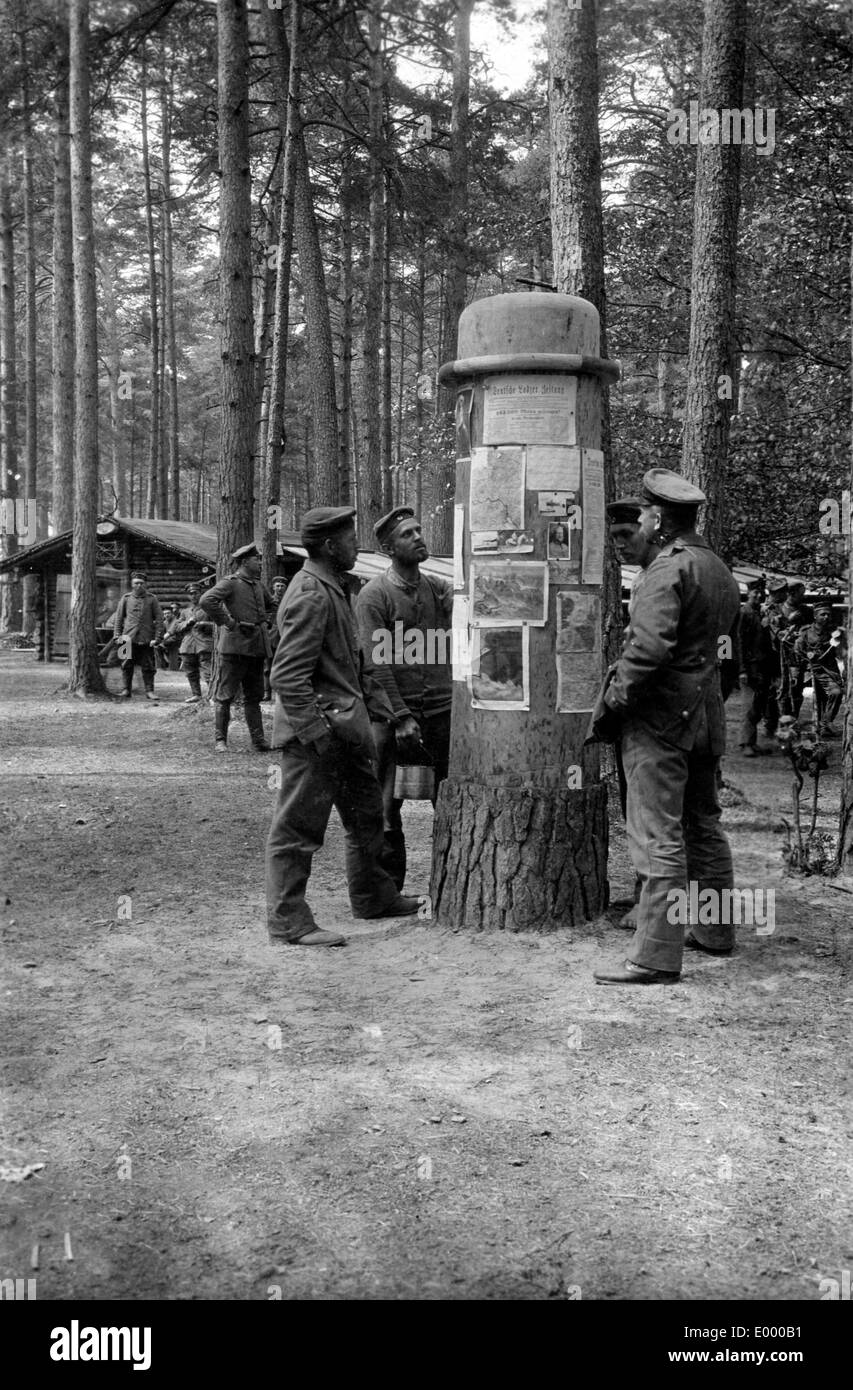 German soldiers reading newspapers, 1915 Stock Photo - Alamy