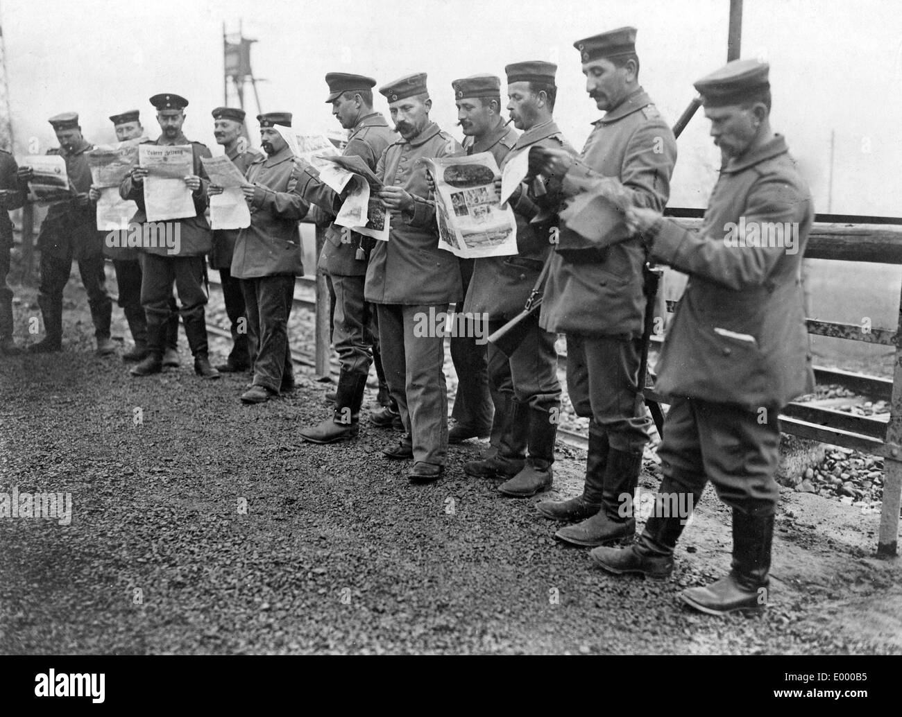 Pictures of soldiers Black and White Stock Photos & Images - Alamy