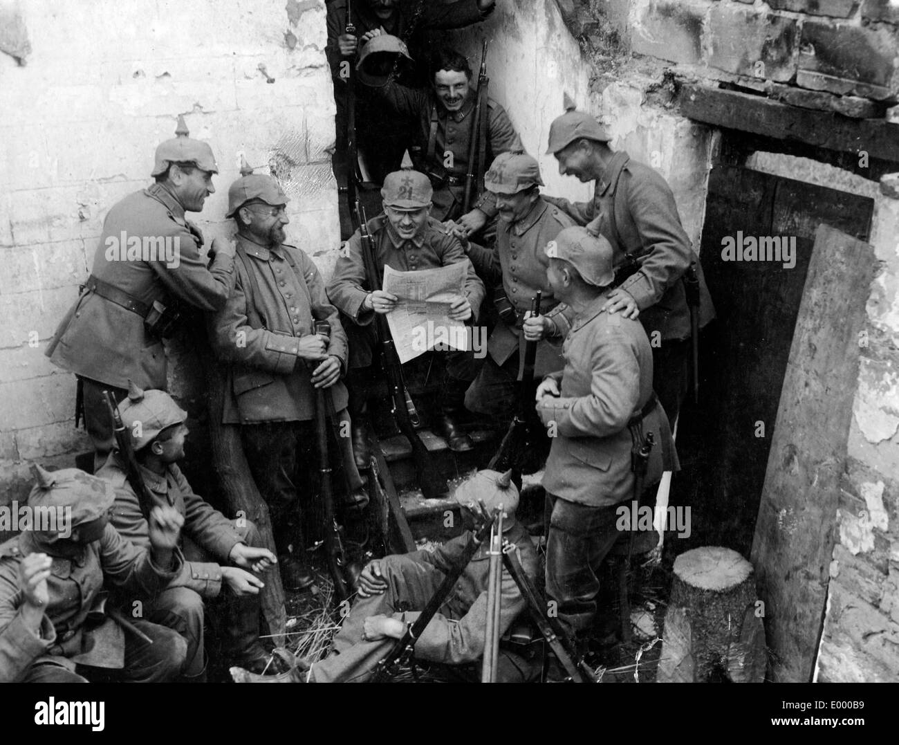German soldiers read a French newspaper, 1915 Stock Photo - Alamy