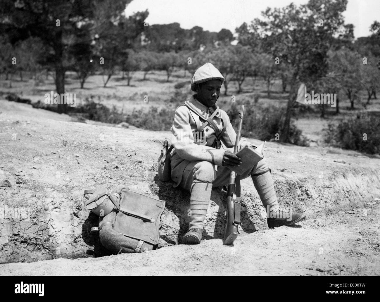 1918 soldiers reading hi-res stock photography and images - Alamy