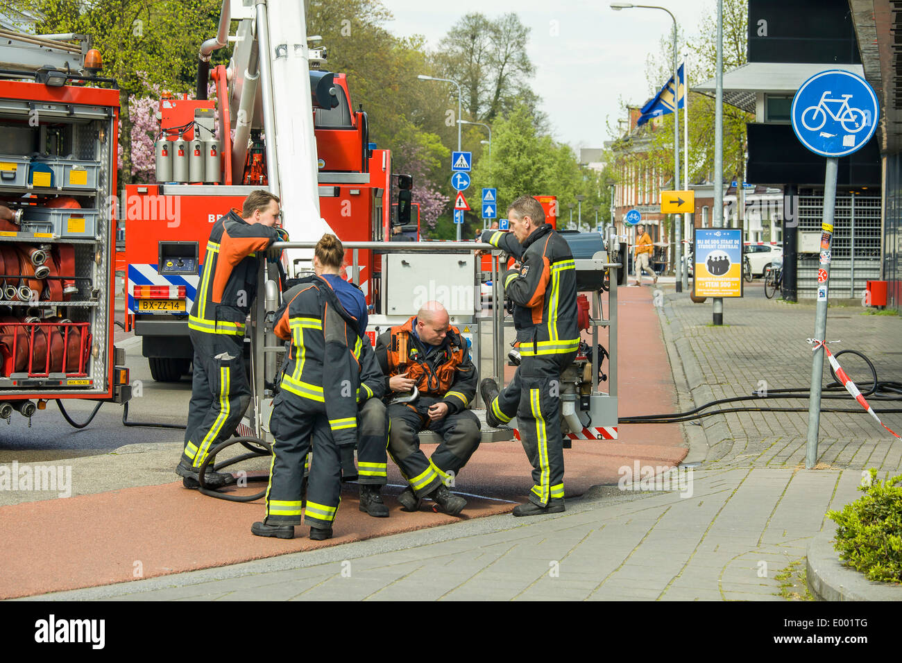 Emergency fire truck men rescue hi-res stock photography and images - Alamy