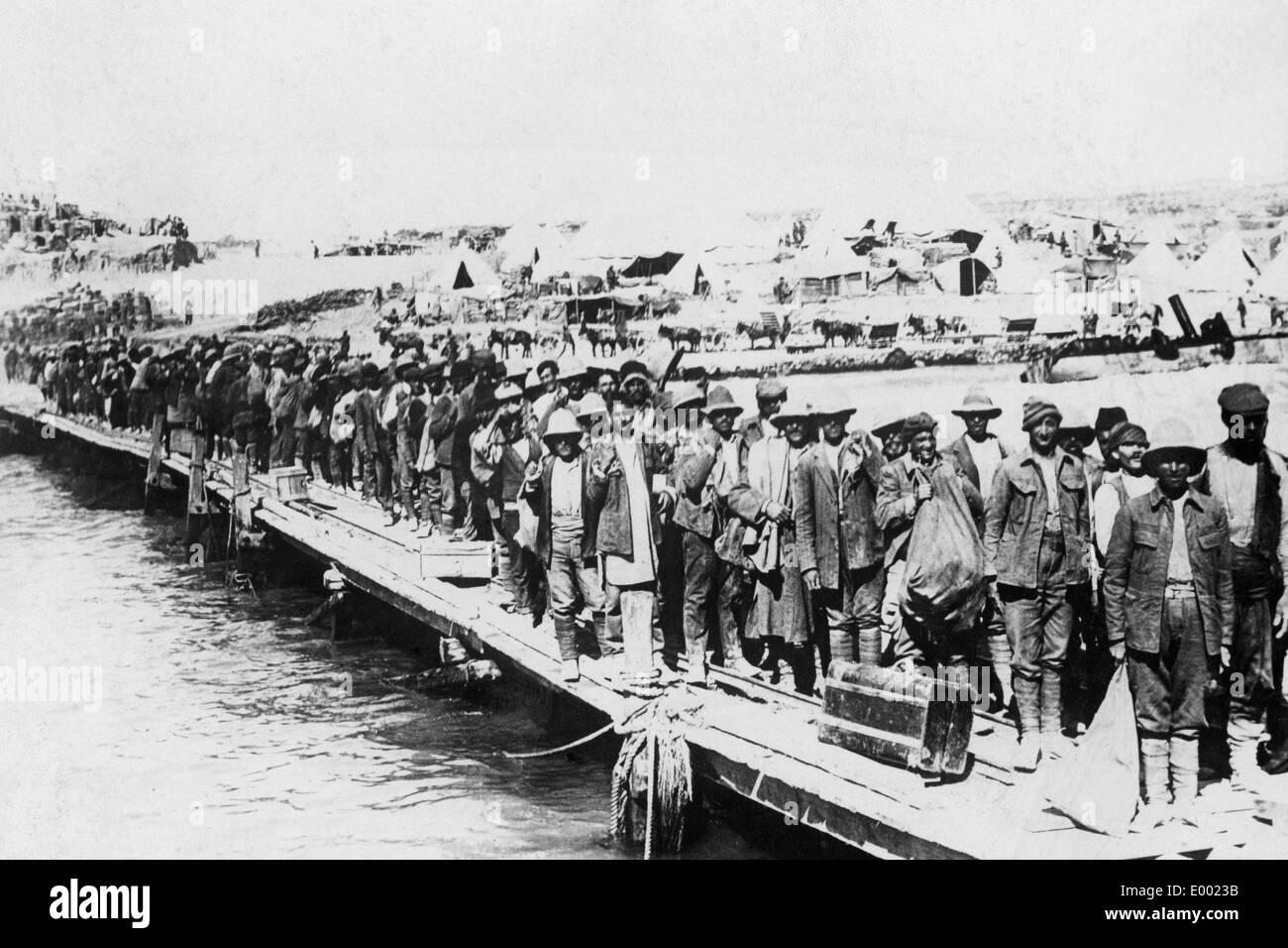 Workers from a British workers' camp, 1915 Stock Photo - Alamy