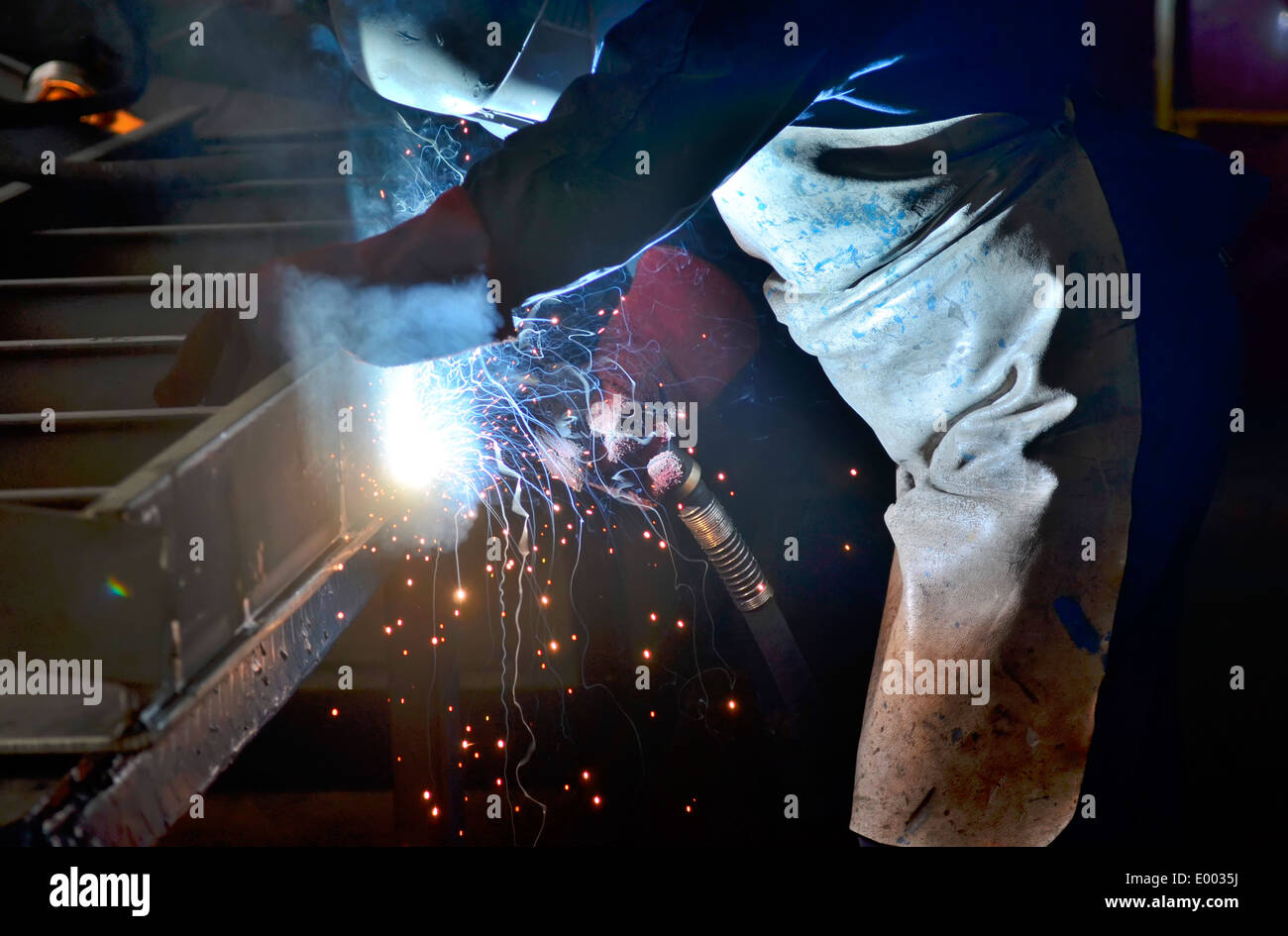 worker with protective mask welding metal Stock Photo - Alamy