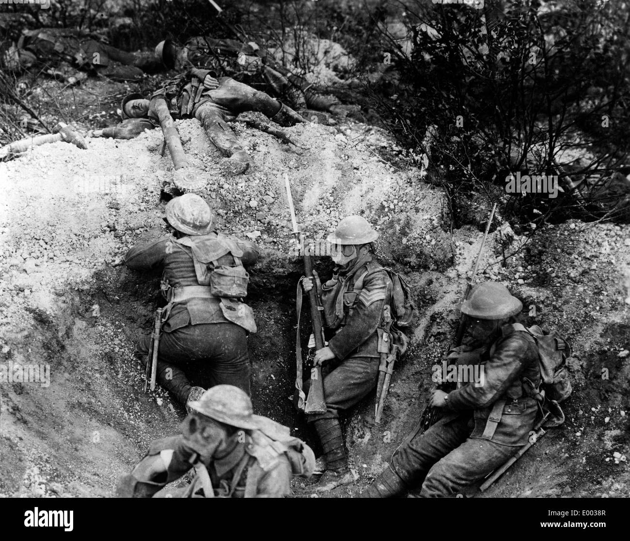 British soldiers with gas mask and machine gun in Flanders, 1917 Stock ...