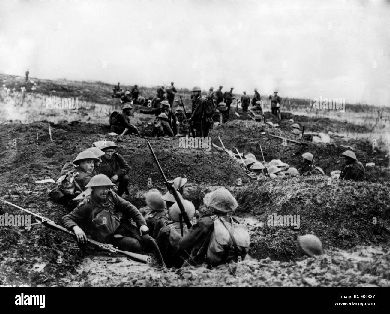 British troops in trenches during the Battle of the Somme Stock Photo ...