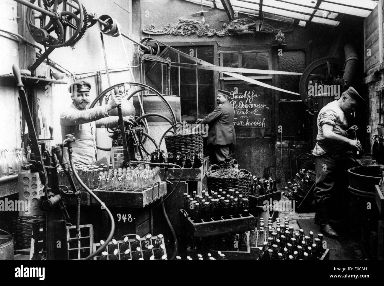 War factory food hi-res stock photography and images - Alamy