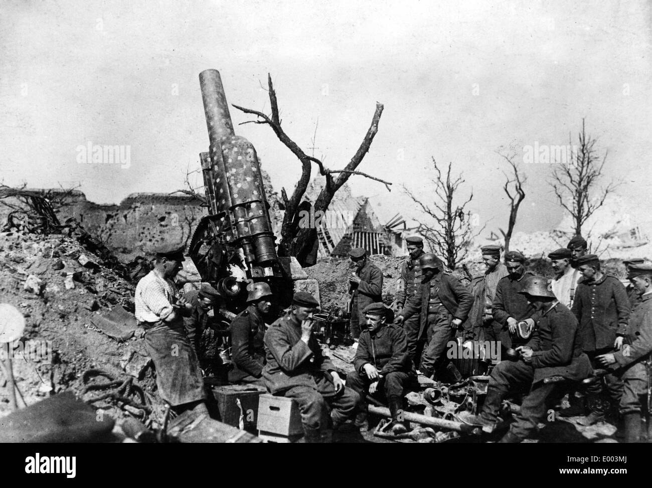 German soldiers taking a break at the Western Front, 1918 Stock Photo ...