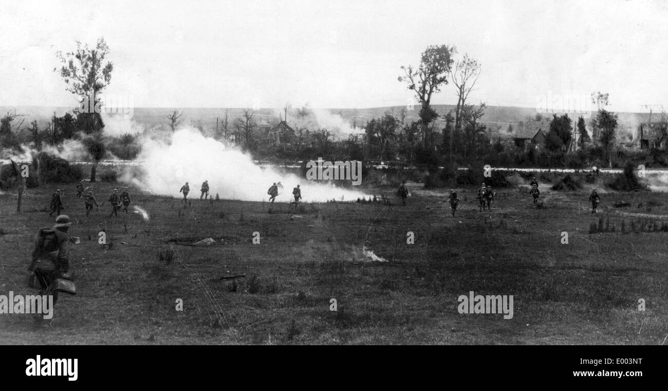German storm troop attacking, 1918 Stock Photo - Alamy