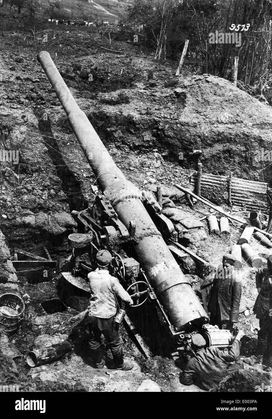 Captured French flat trajectory gun near Laon, 1918 Stock Photo - Alamy