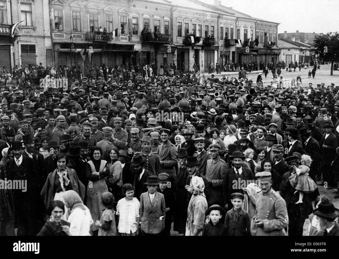 Square surrounded Black and White Stock Photos & Images - Alamy