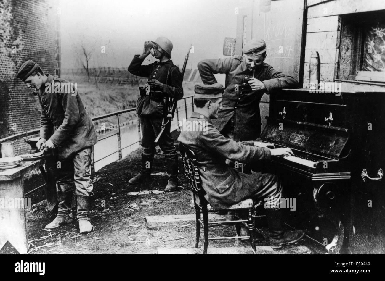 Soldiers drinking first world war hi-res stock photography and images ...