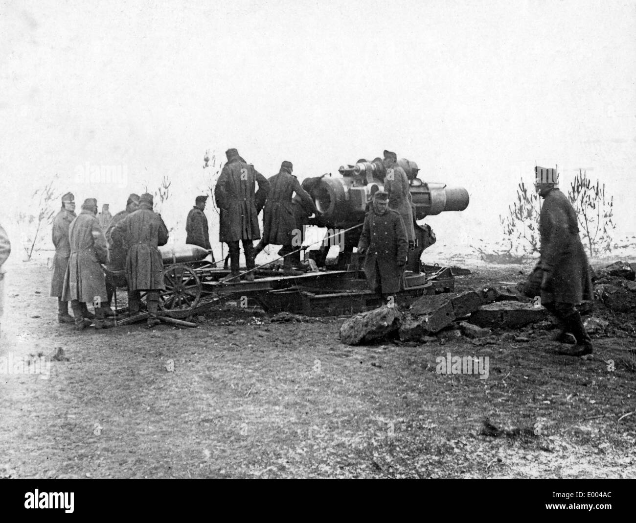 Austro-Hungarian soldiers load a mortar, 1915 Stock Photo - Alamy