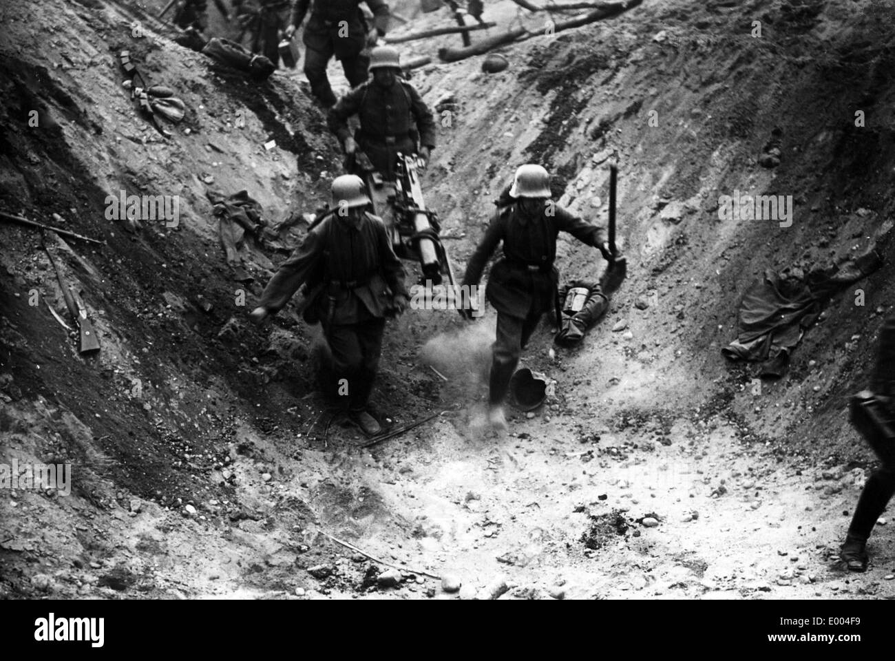 German soldiers advance with a machine gun, 1918 Stock Photo - Alamy