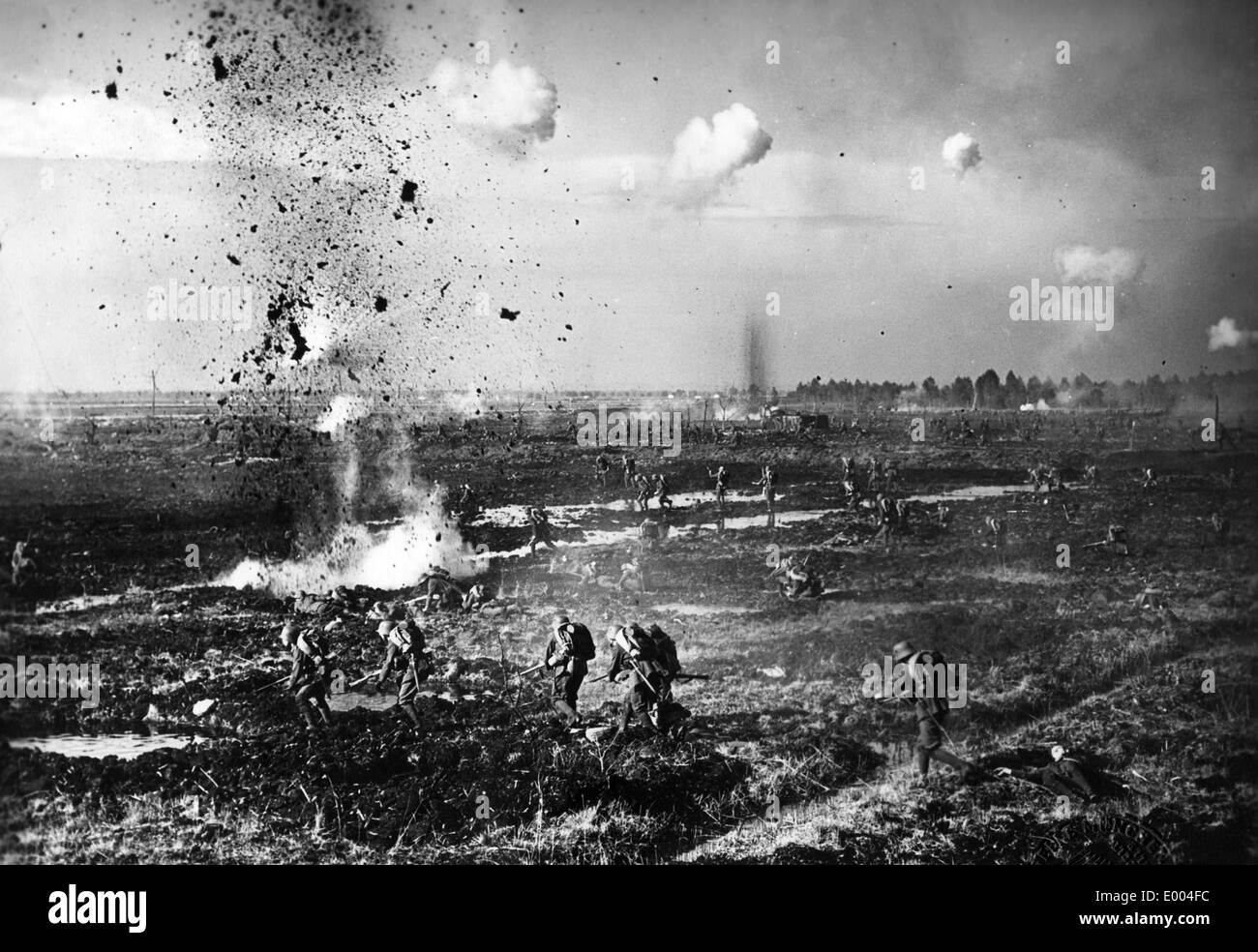 German soldiers attack on the Western Front, 1916 Stock Photo - Alamy