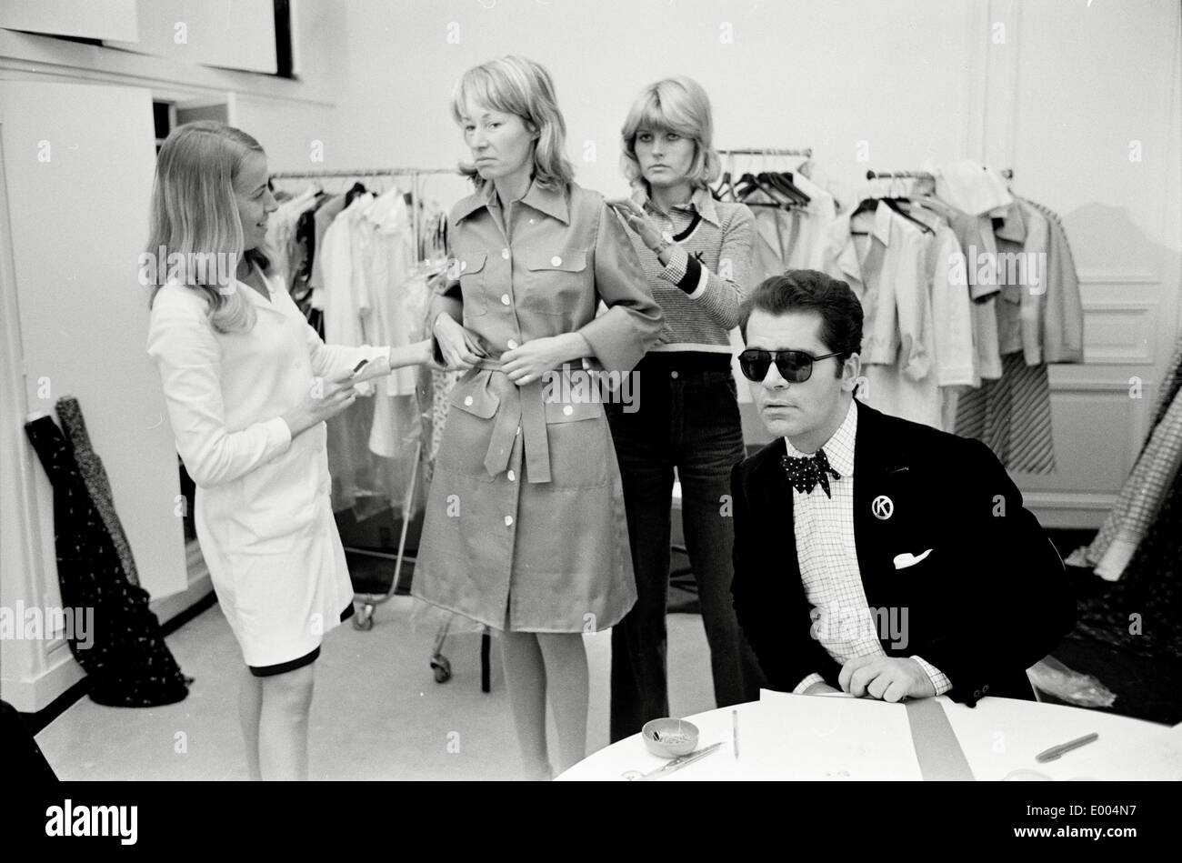 Karl Lagerfeld at work at Maison Chloe, 1972 Stock Photo - Alamy