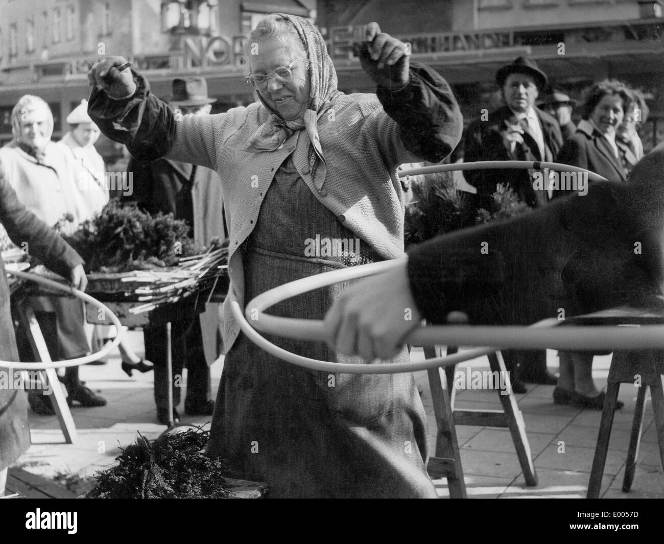 Hula hoop craze 1958 hi-res stock photography and images - Alamy