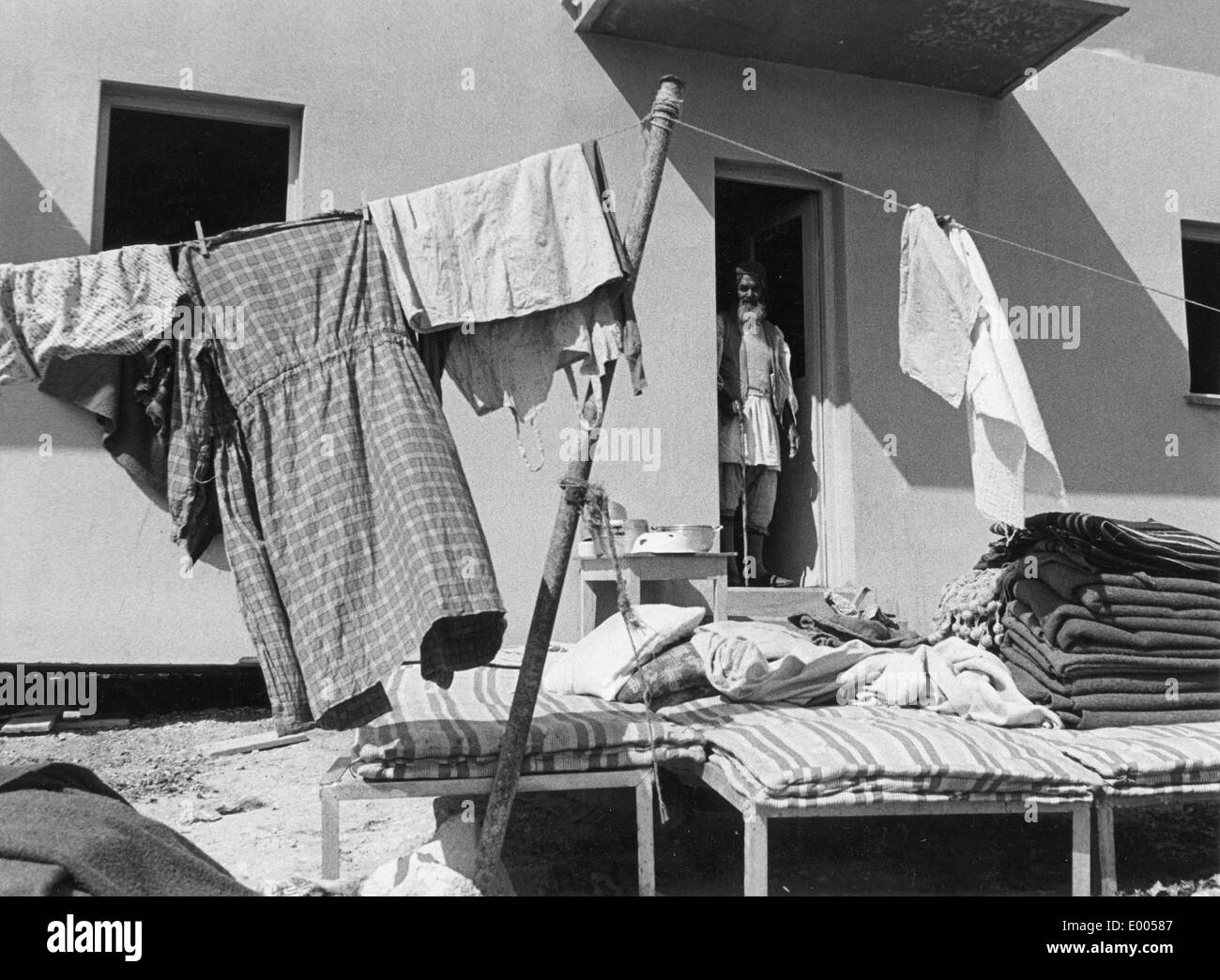 Reception center immigrants hi-res stock photography and images - Alamy