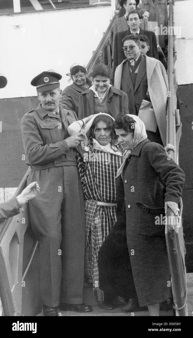 Jewish immigrants in Israel Stock Photo - Alamy