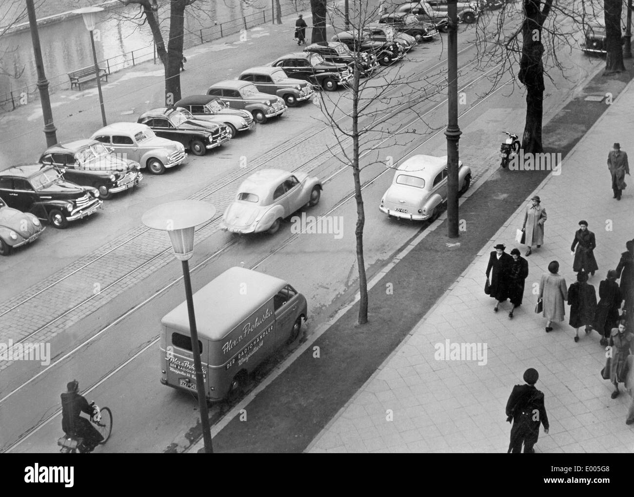 Cars city traffic Black and White Stock Photos & Images - Alamy