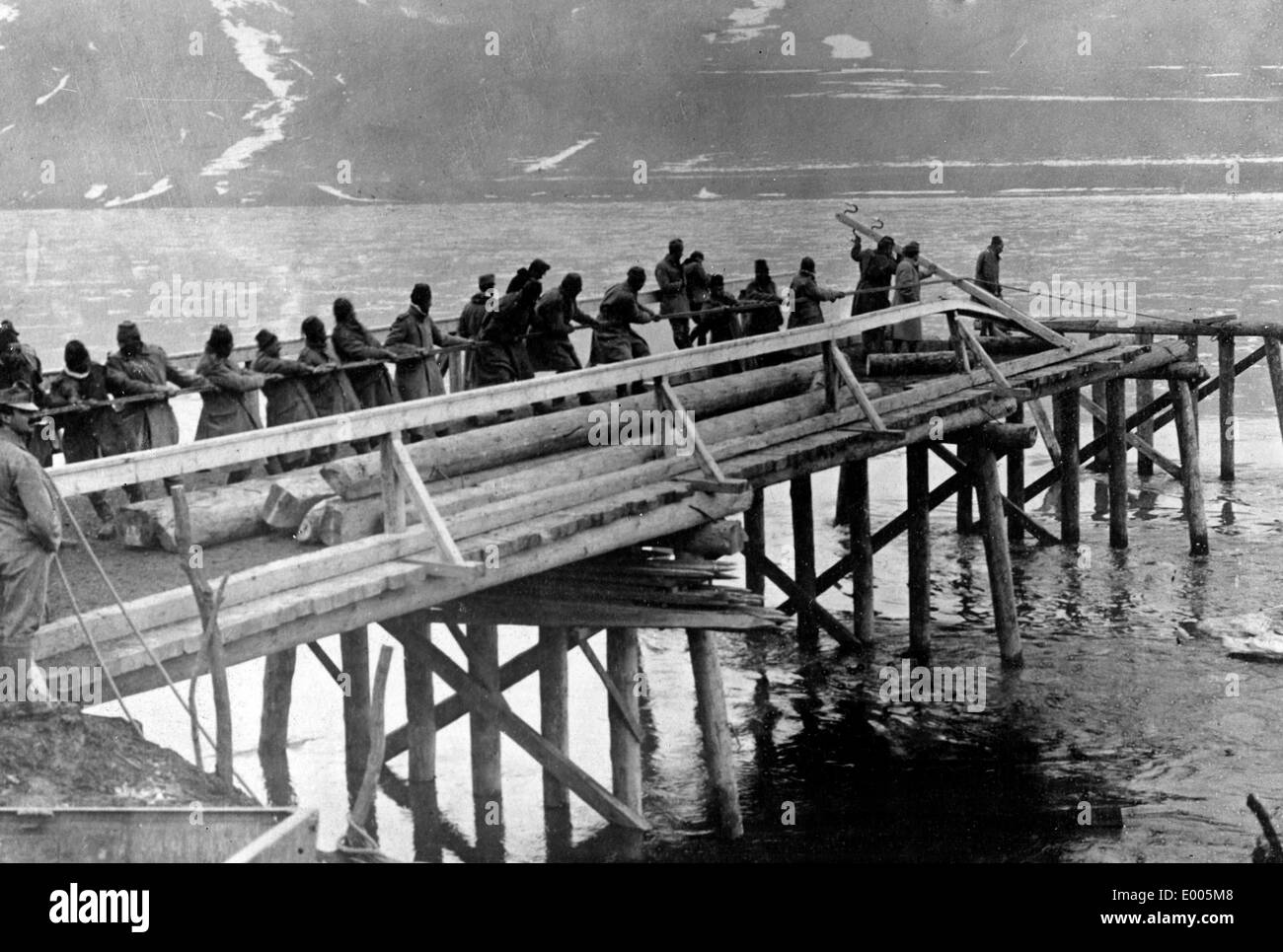 Soldiers building bridge hi-res stock photography and images - Alamy