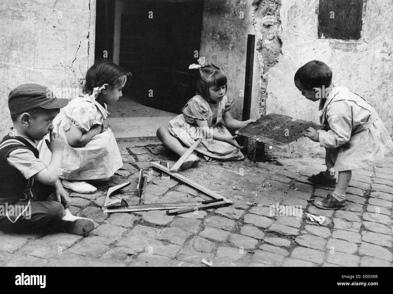 Children playing 1950s hi-res stock photography and images - Alamy