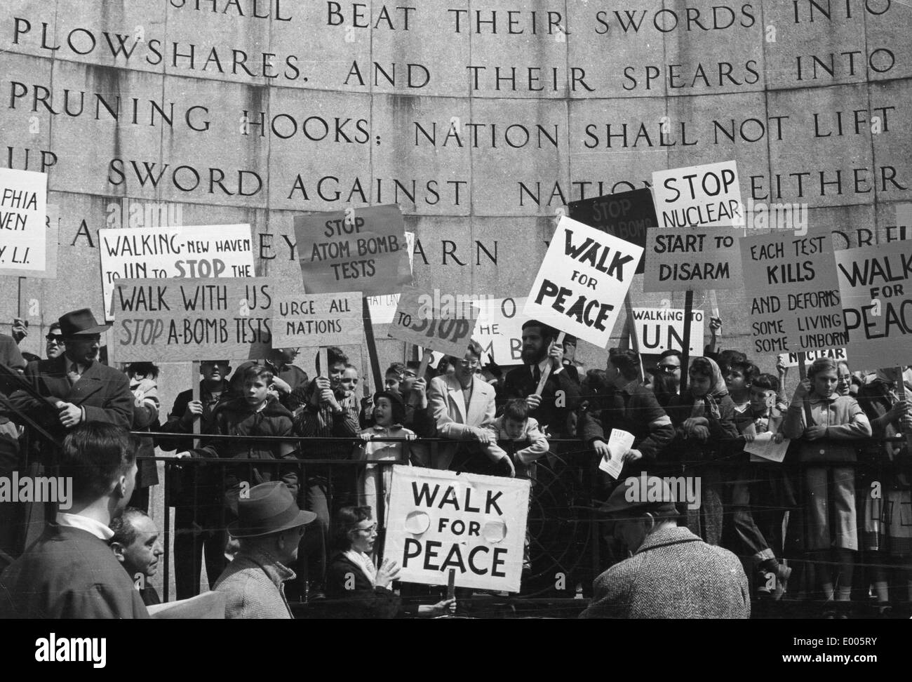 Protests against nuclear weapons in New York, 1958 Stock Photo - Alamy