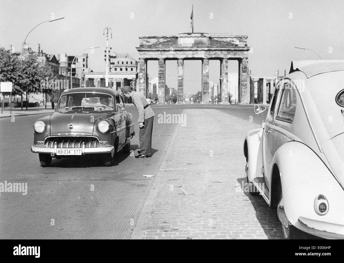 Berlin brandenburg gate traffic Black and White Stock Photos & Images ...