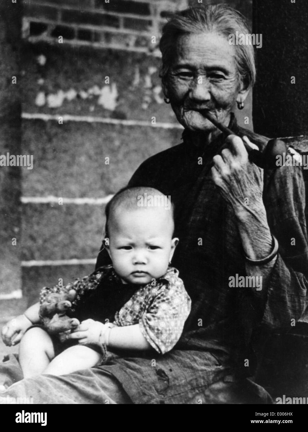 Chinese elderly woman with a baby Stock Photo - Alamy