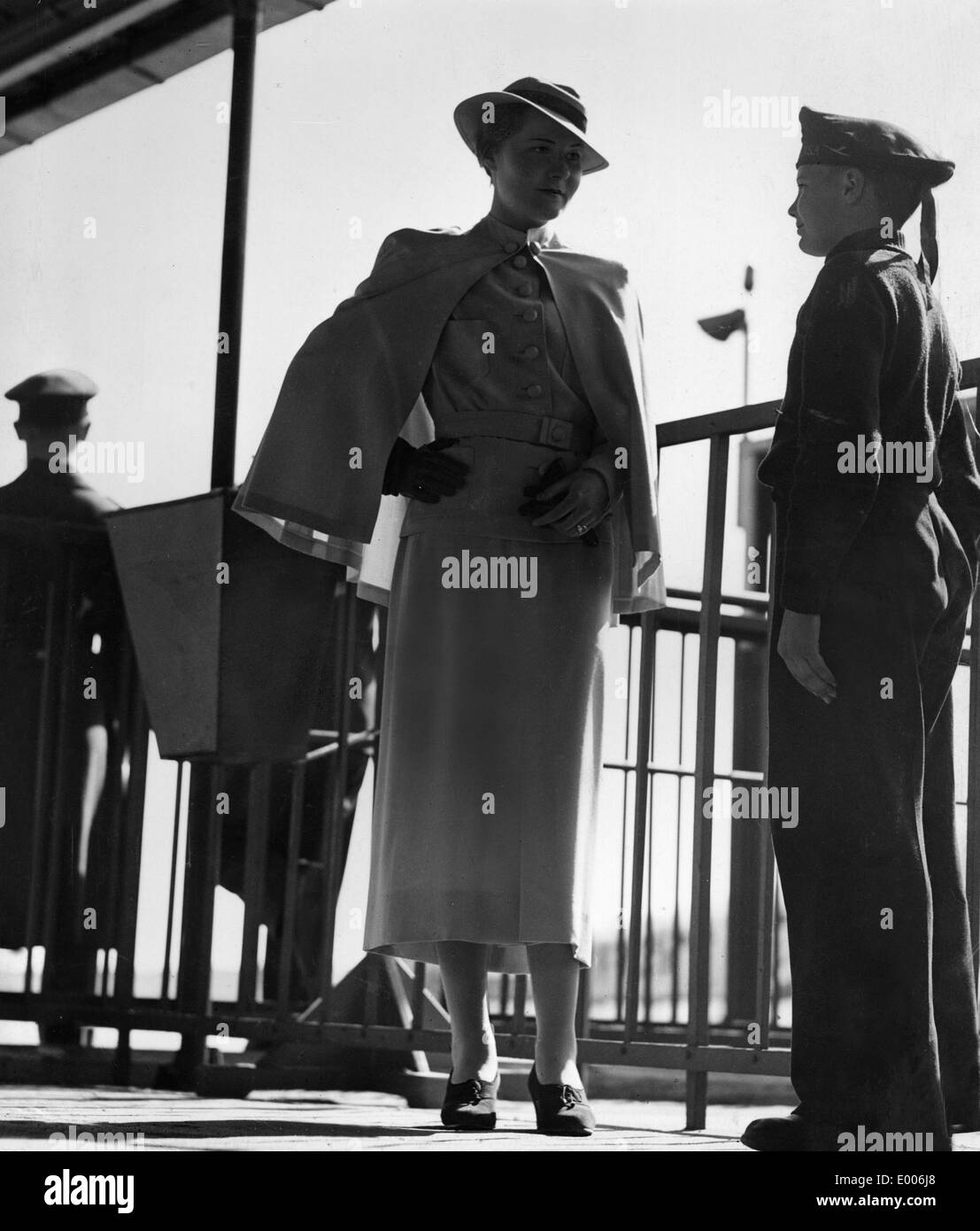 Women's fashion 1935 hi-res stock photography and images - Alamy