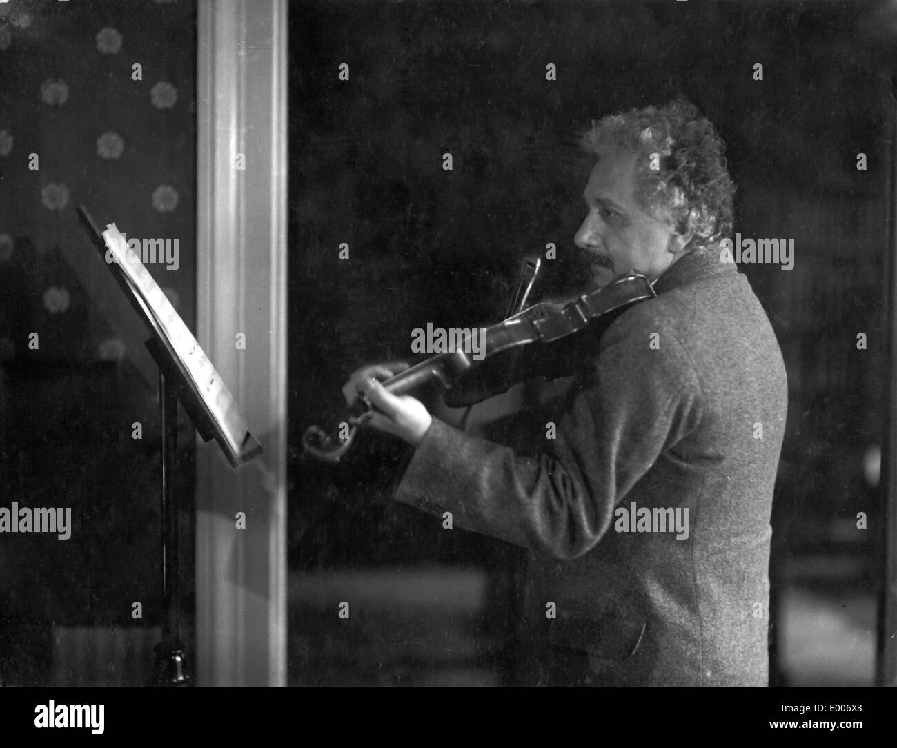 Albert einstein plays violin hi-res stock photography and images - Alamy