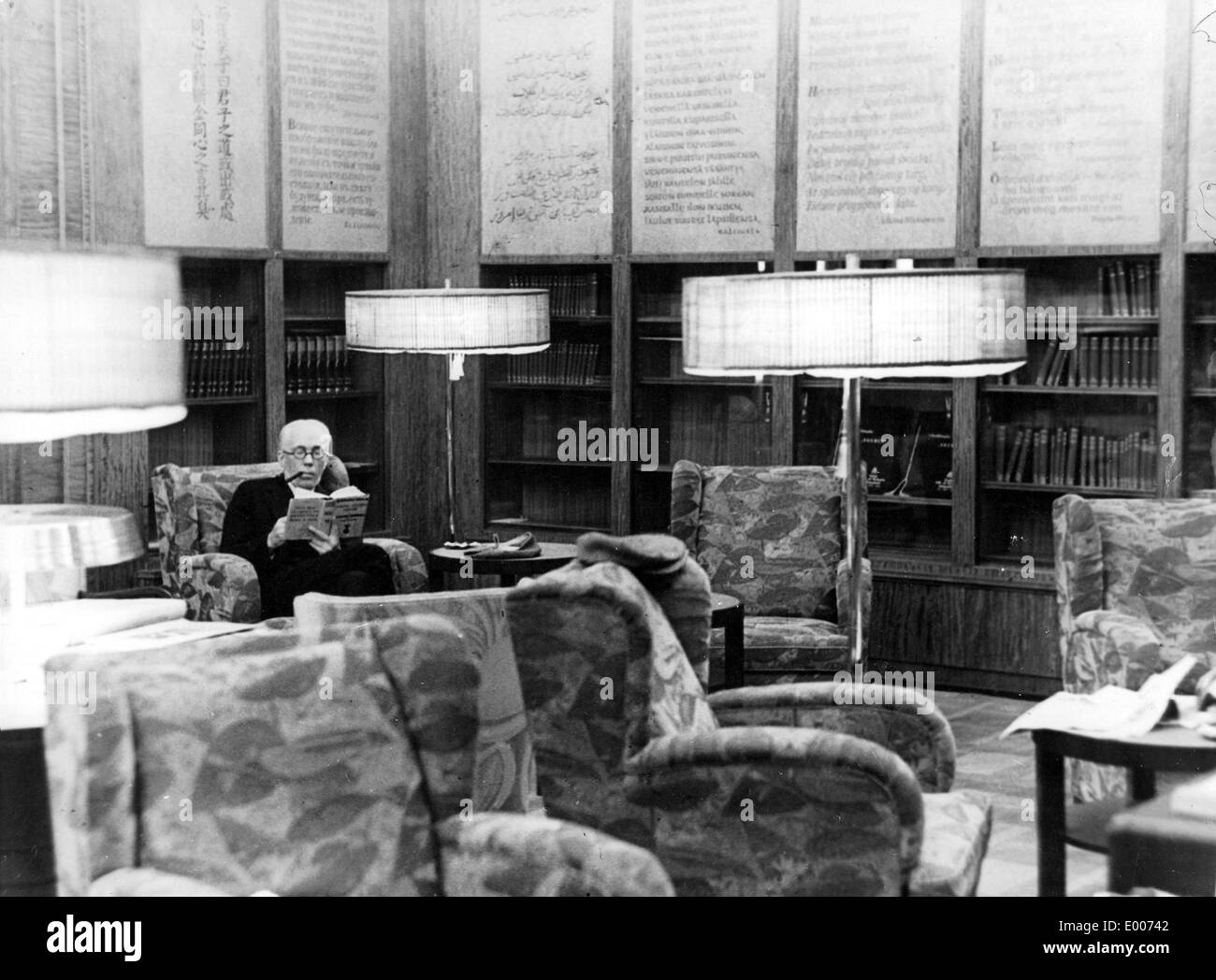 The reading room of the passenger ship 'Bremen', 1930 Stock Photo - Alamy