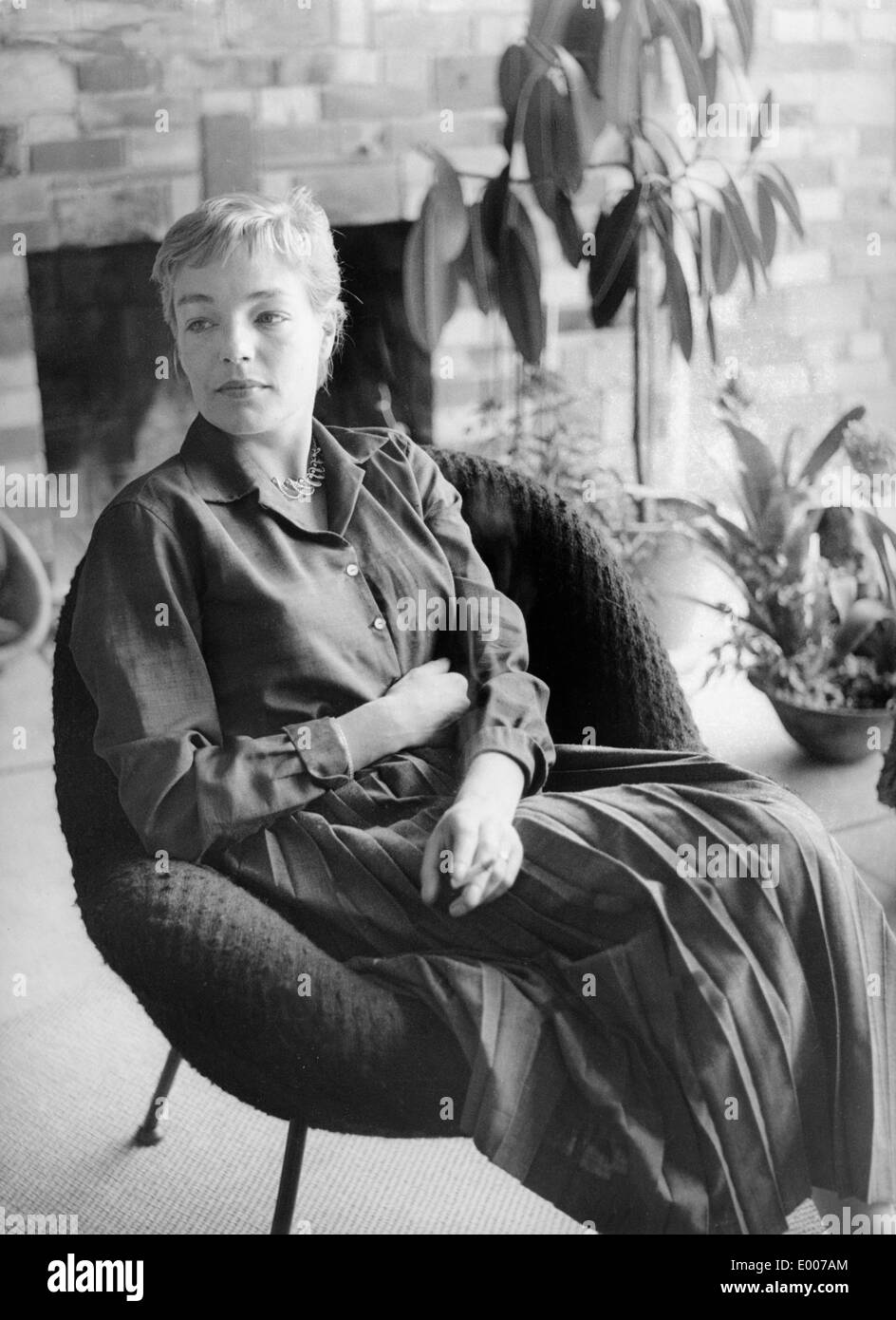 Simone signoret hi-res stock photography and images - Alamy