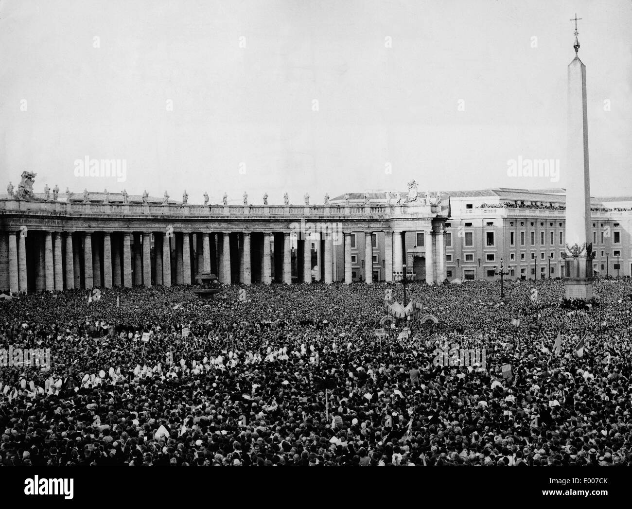 St peter's square in rome Black and White Stock Photos & Images - Alamy