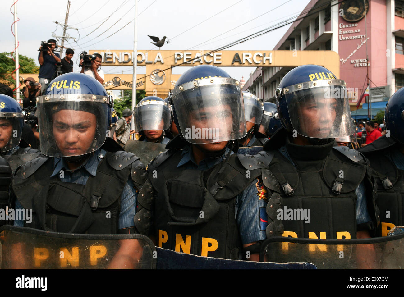 Manila, Philippines. 28th April, 2014. Riot police block the road in ...