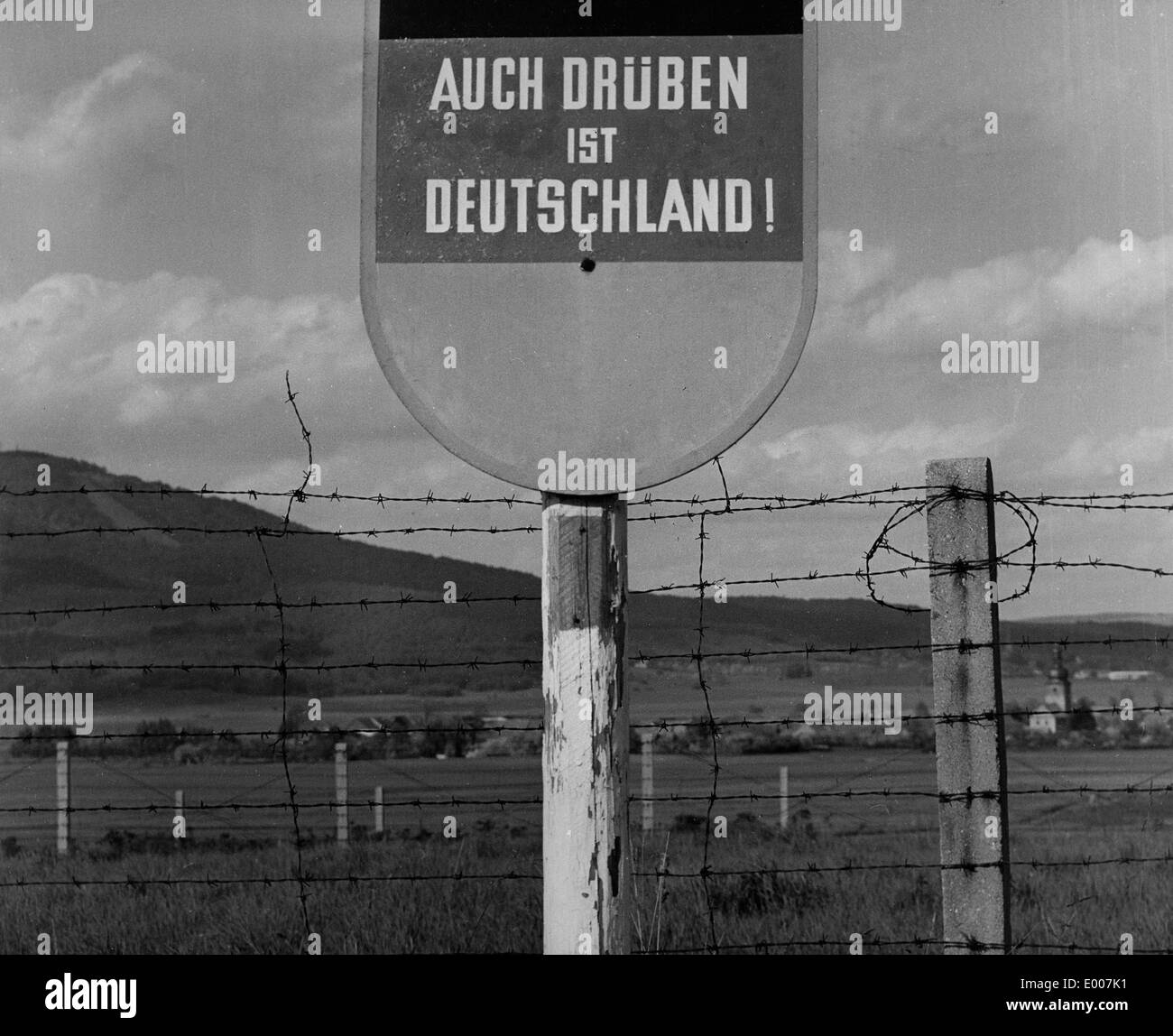 German border sign hi-res stock photography and images - Alamy